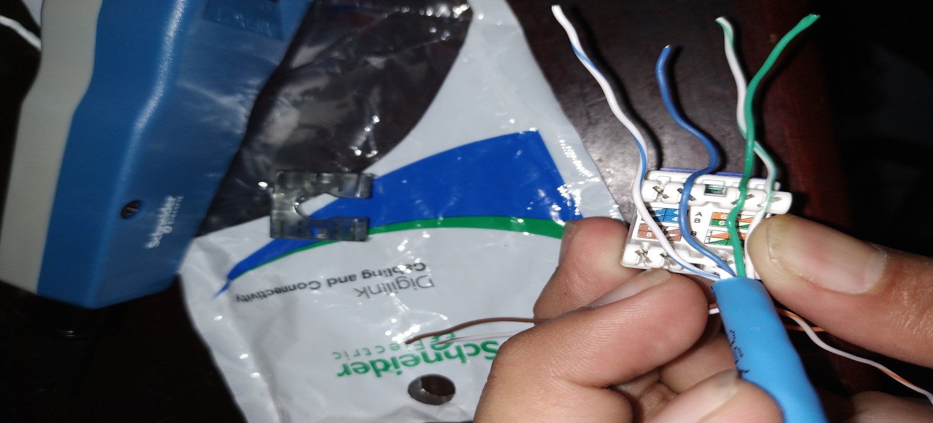 Cara Pemasangan Modular Jack Merek Schneider Pada Kabel UTP/LAN ...